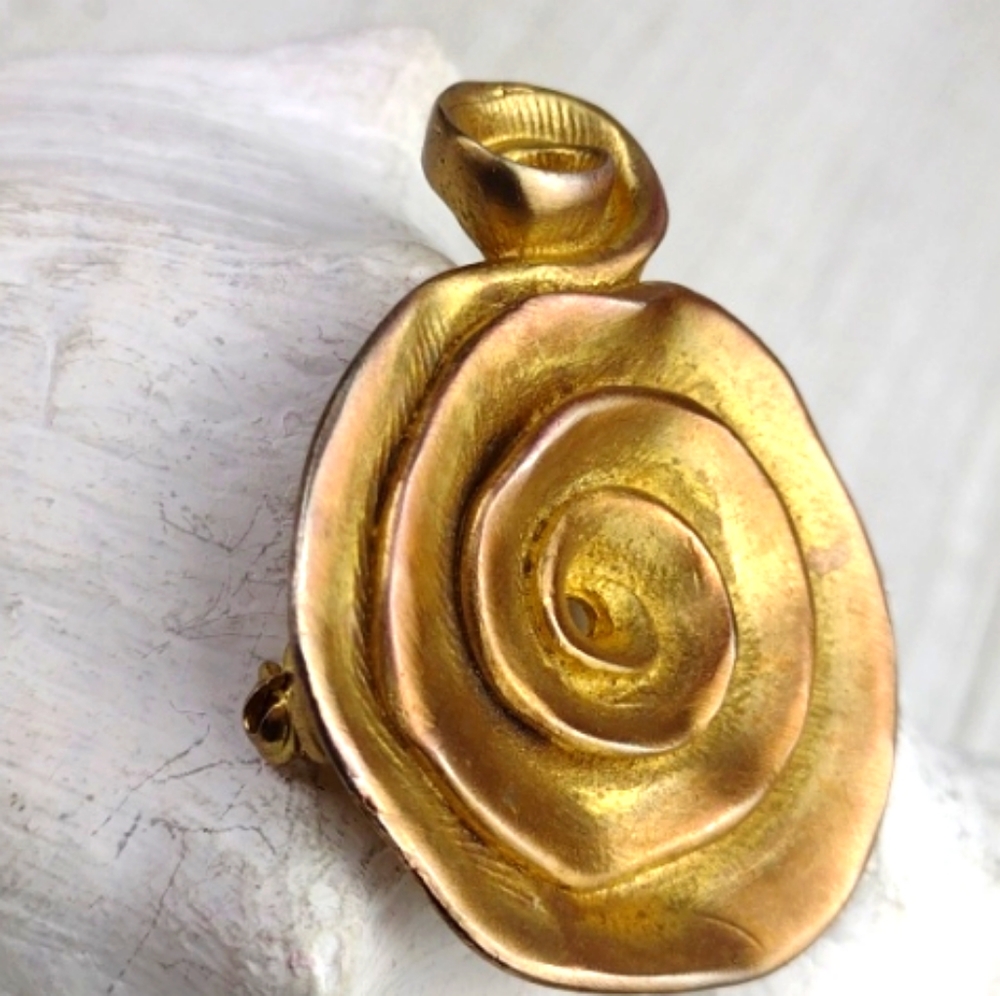 Vintage Don-Lin Signed Gold Tone Scroll Brooch - Gem